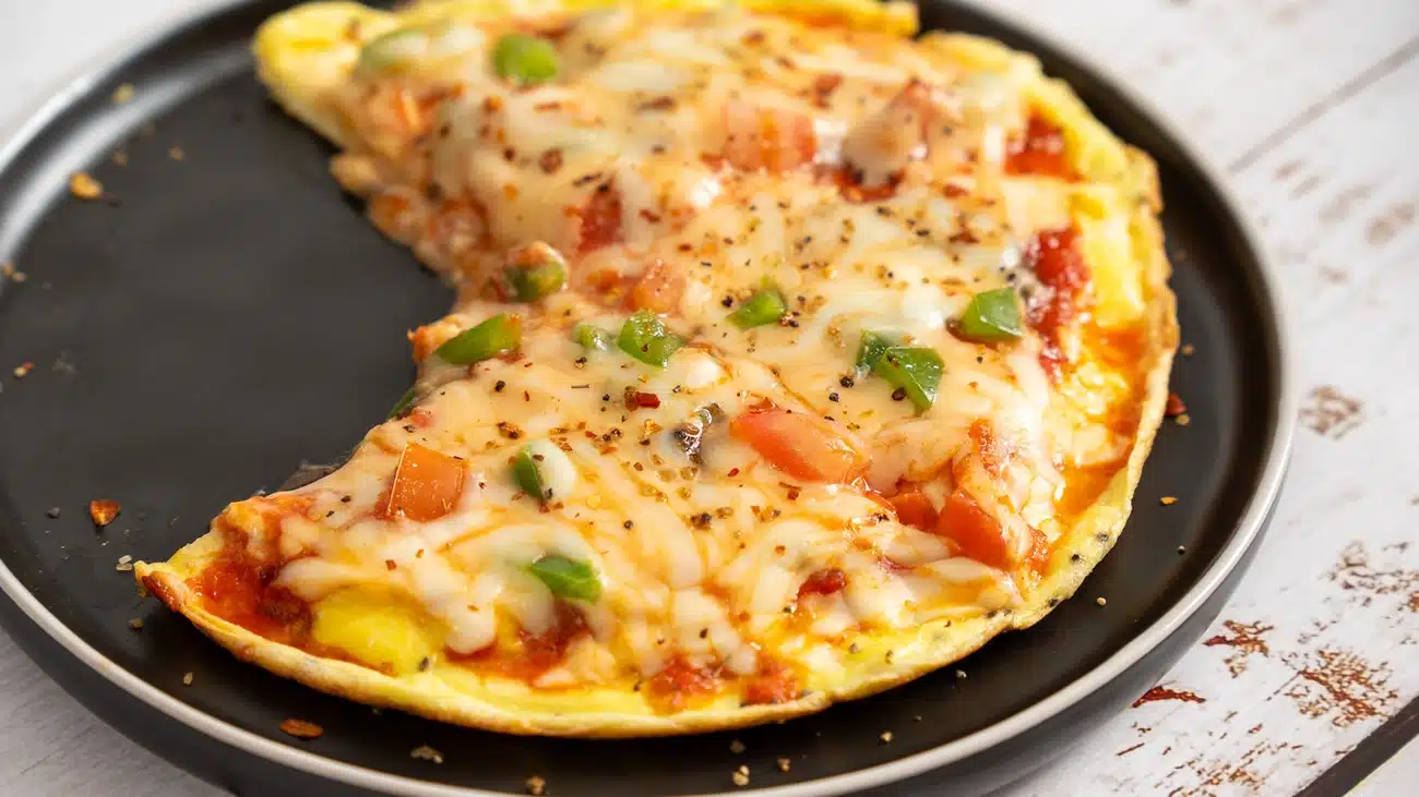10-Minute Pizza Omelette – The Perfect Cheesy Breakfast